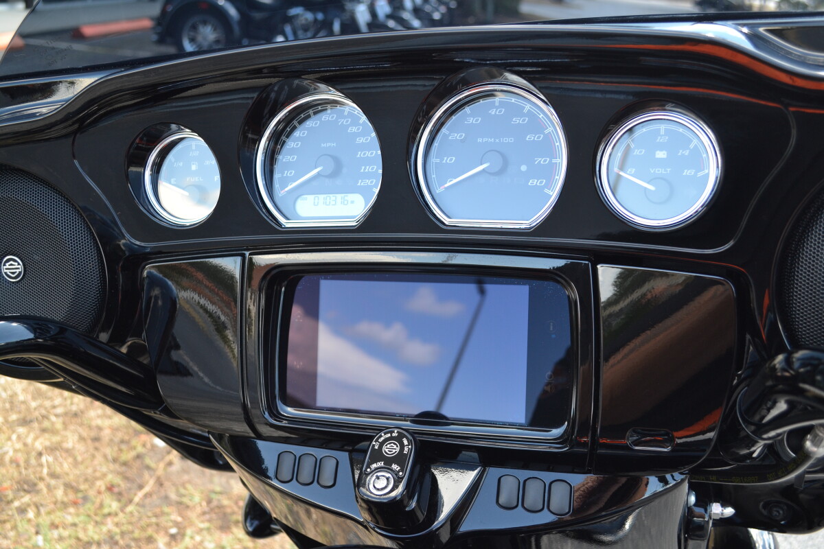 2022 Harley Davidson Street Glide Dash
