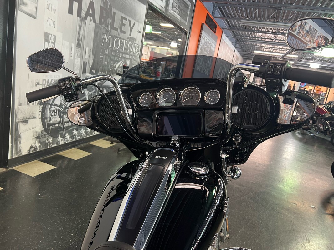 2022 Harley Davidson Street Glide Dash