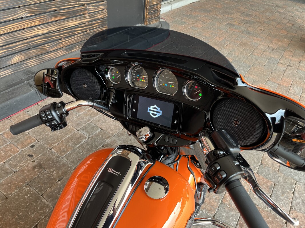 2022 Harley Davidson Street Glide Dash