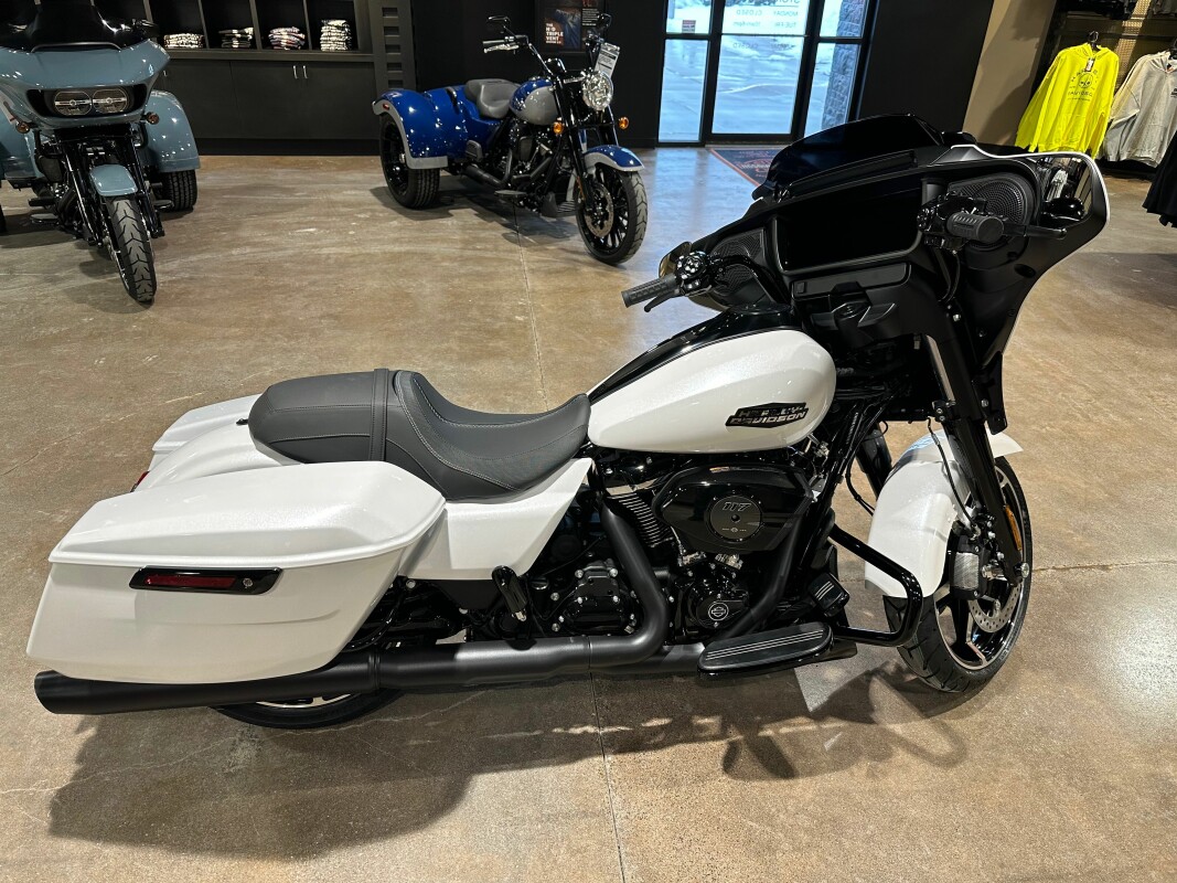 2024 Harley-Davidson® Street Glide® White Onyx Pearl – Black Finish | Clinton Harley-Davidson®
