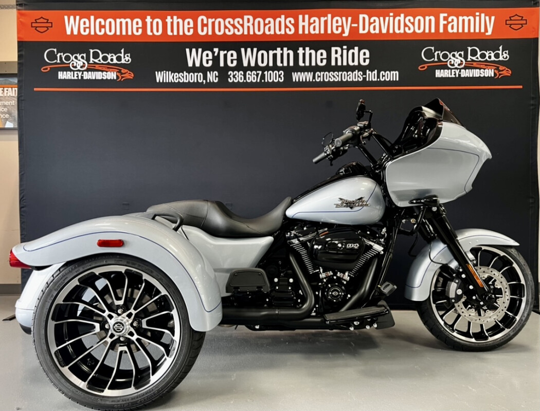 2024 Harley-Davidson® Road Glide® 3 Atlas Silver Metallic - Black ...