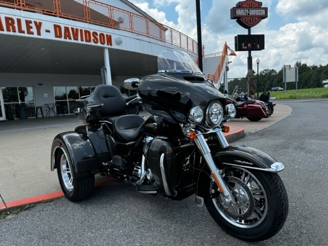 2020 Harley-Davidson® Tri Glide® Ultra River Rock Gray/Vivid Black ...