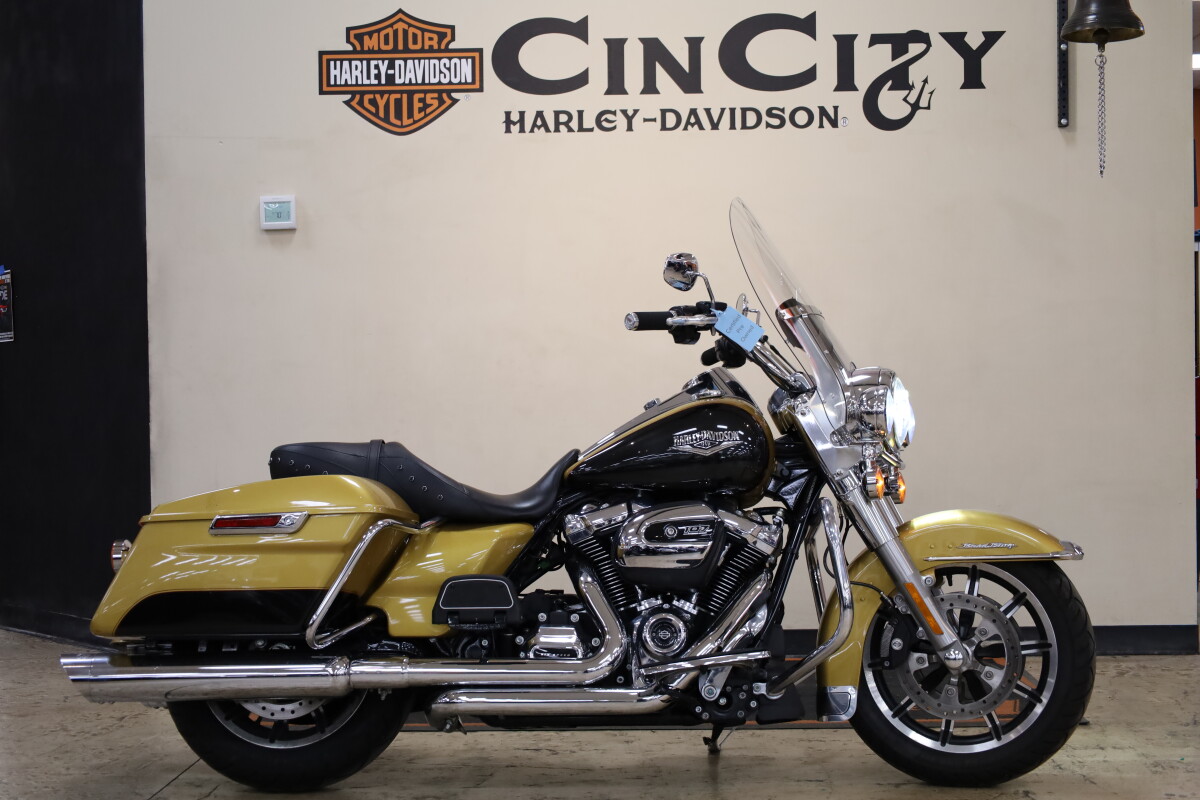 2017 Harley-Davidson® Road King® Two-Tone Black Hills Gold/Black Hills ...