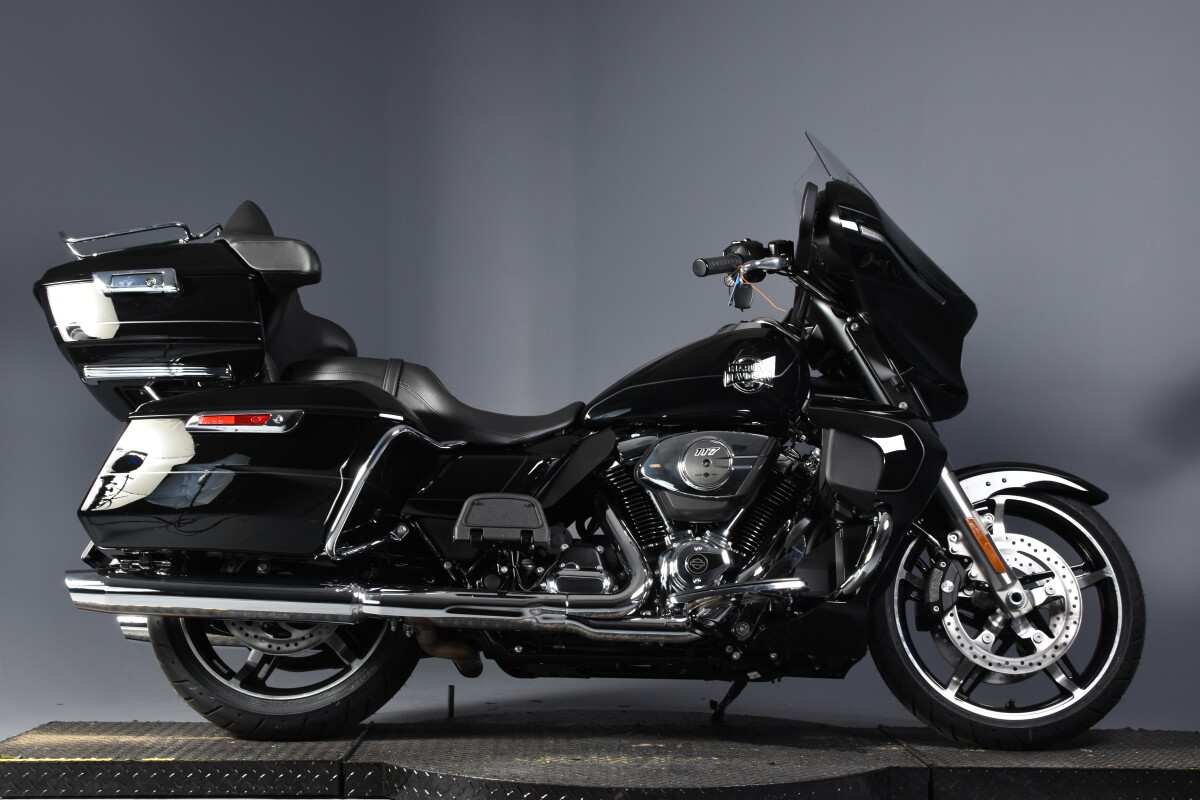 2025 Harley-Davidson® Street Glide® Ultra FLHXU | Volcano Harley-Davidson®