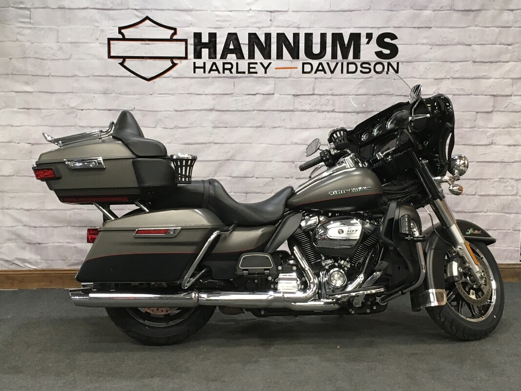 2018 Harley-Davidson® Ultra Limited Industrial Gray Denim/Black Denim | Brandywine Harley-Davidson®