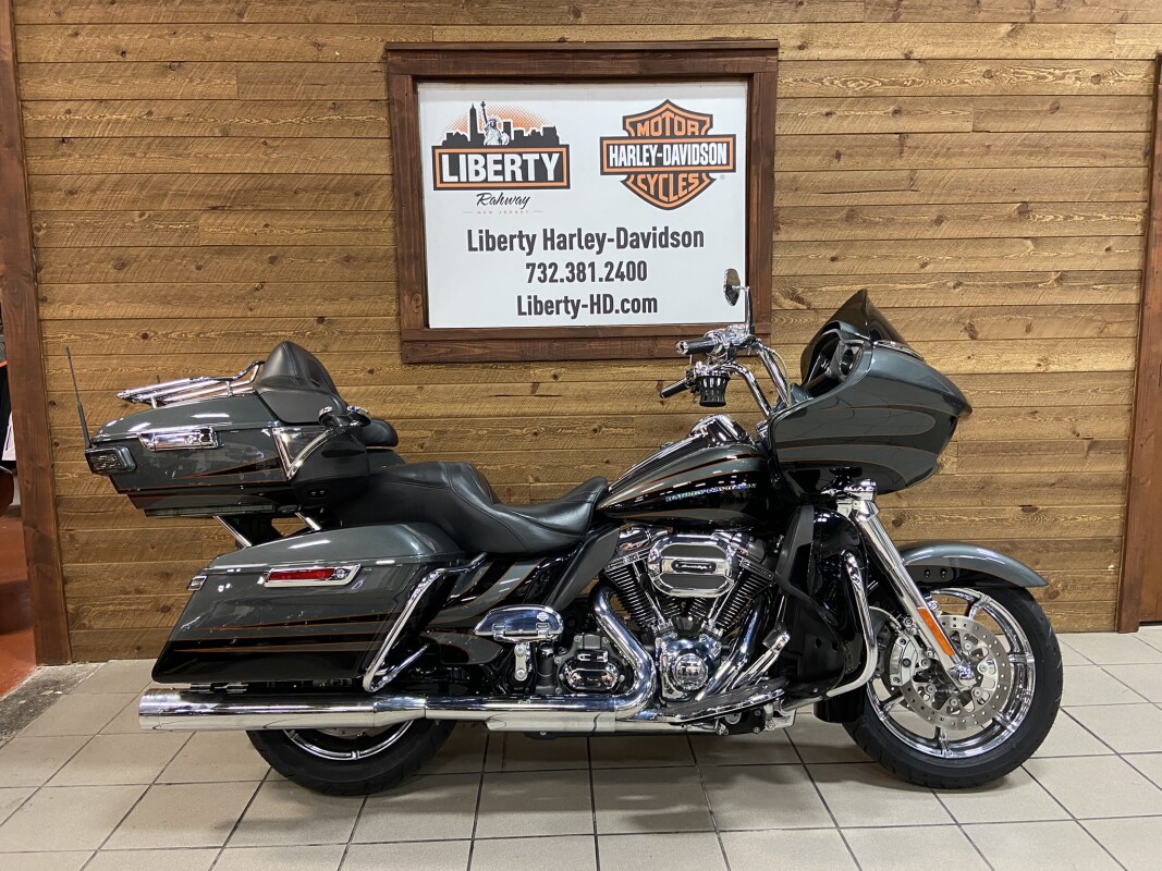 2016 Harley-Davidson® CVO™ Road Glide® Ultra Carbon Dust/Charcoal Slate ...