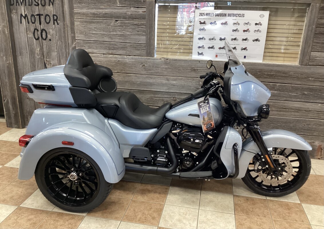 2025 Harley-Davidson® Tri Glide™ Ultra Atlas Silver Metallic | Doc's ...