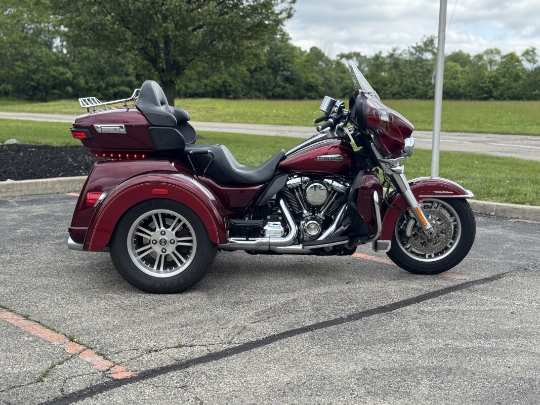 2017 Harley-Davidson® Tri Glide® Ultra Two-Tone Mysterious Red Sunglo ...