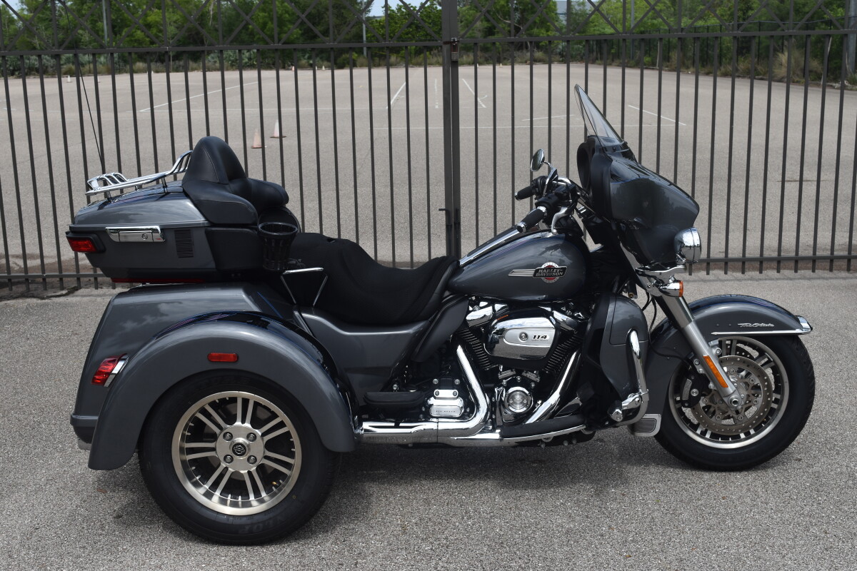 2022 Harley-Davidson® Tri Glide® Ultra FLHTCUTG | Rockstar Harley-Davidson®