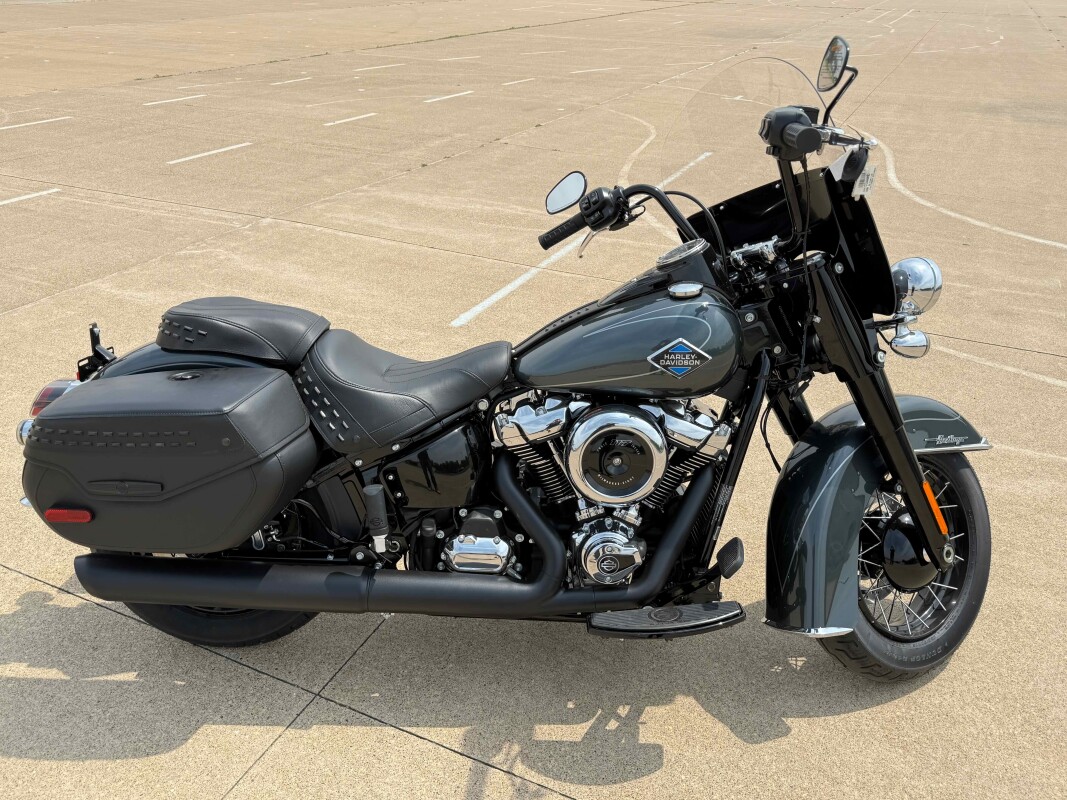 2025 Harley-Davidson® Heritage Classic Iron Horse Metallic w/Laced ...