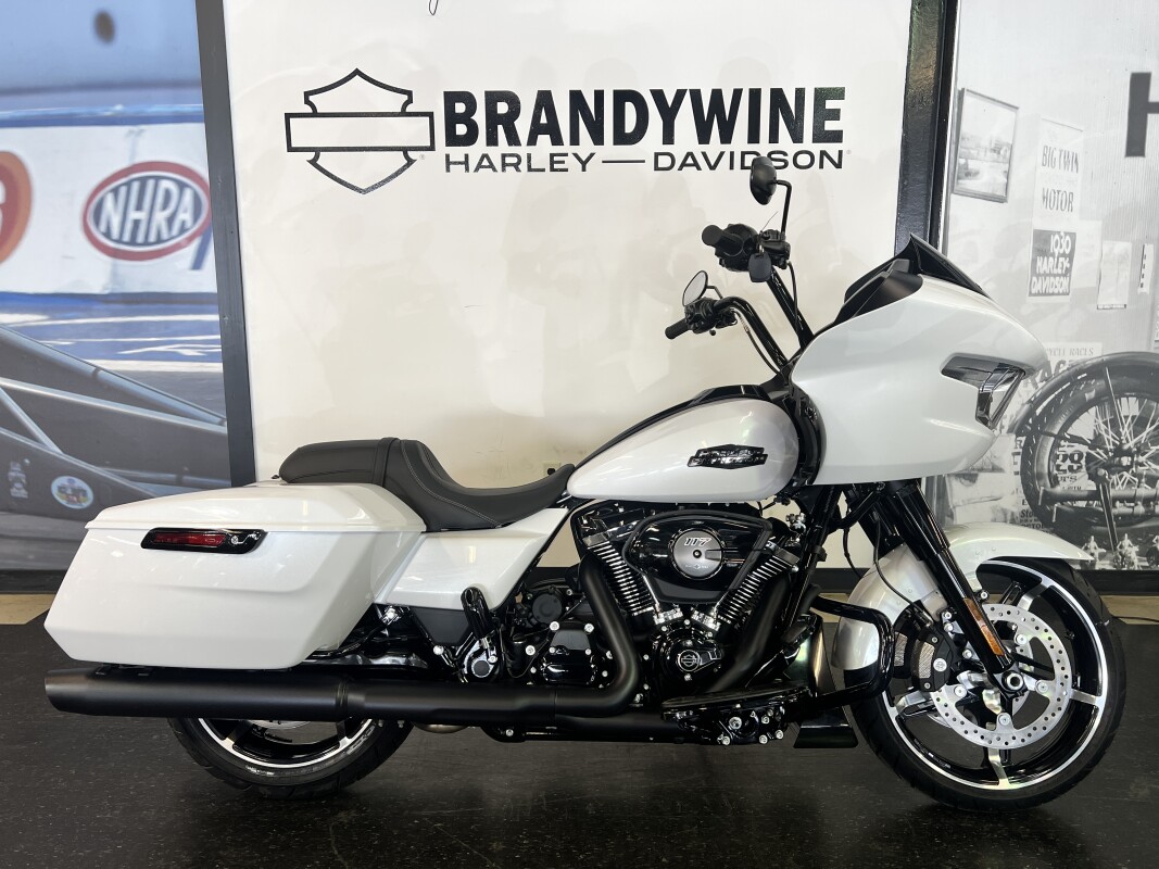 2025 Harley-Davidson® Road Glide® White Onyx Pearl - Black Finish ...