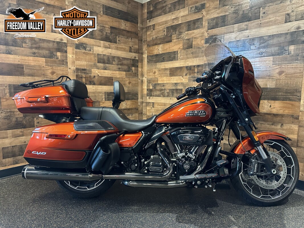 2023 Harley-Davidson® CVO™ Street Glide® Whiskey Neat w/Raven Metallic ...