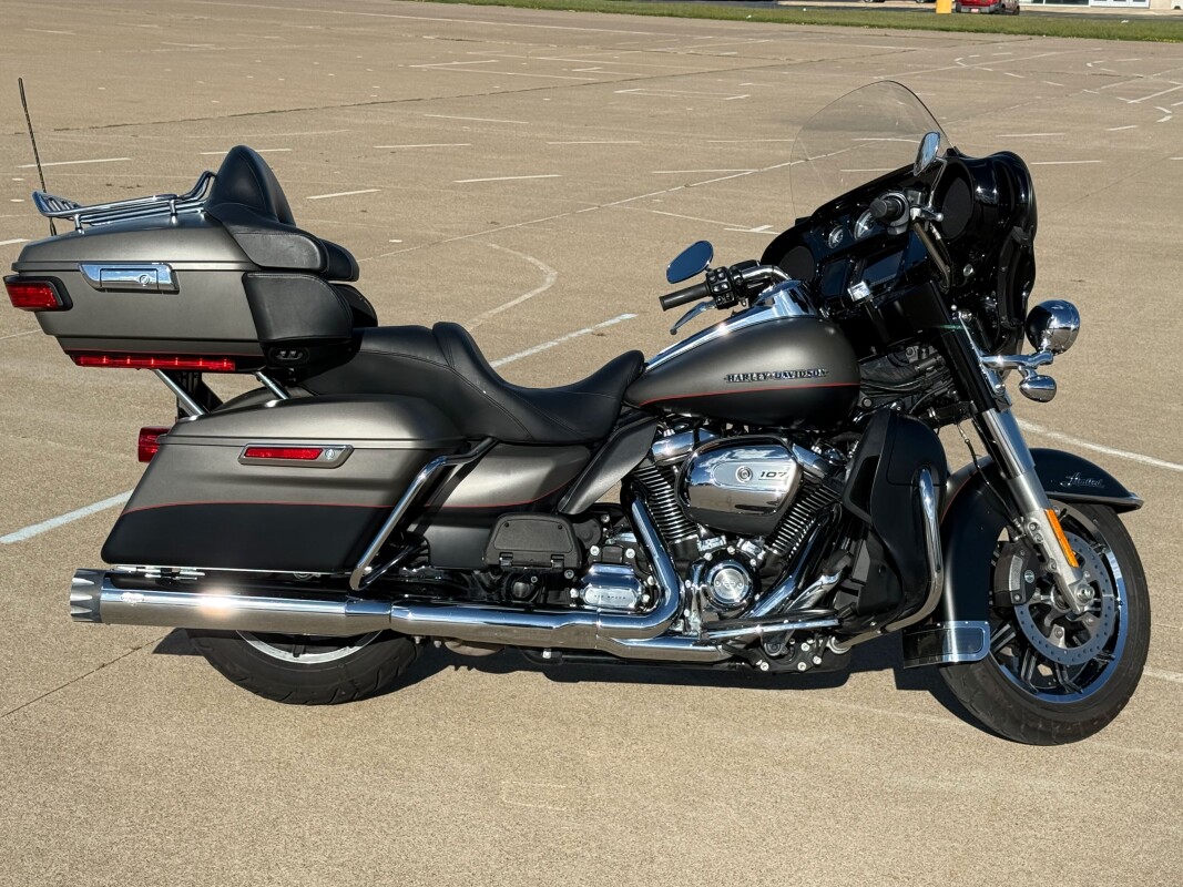 2018 Harley-Davidson® Ultra Limited Low Industrial Gray Denim/Black Denim | Clinton Harley-Davidson®